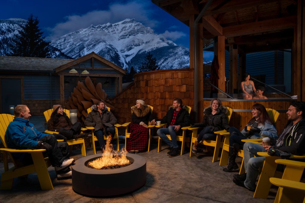 Canalta Lodge Courtyard - Canalta Lodge - Banff